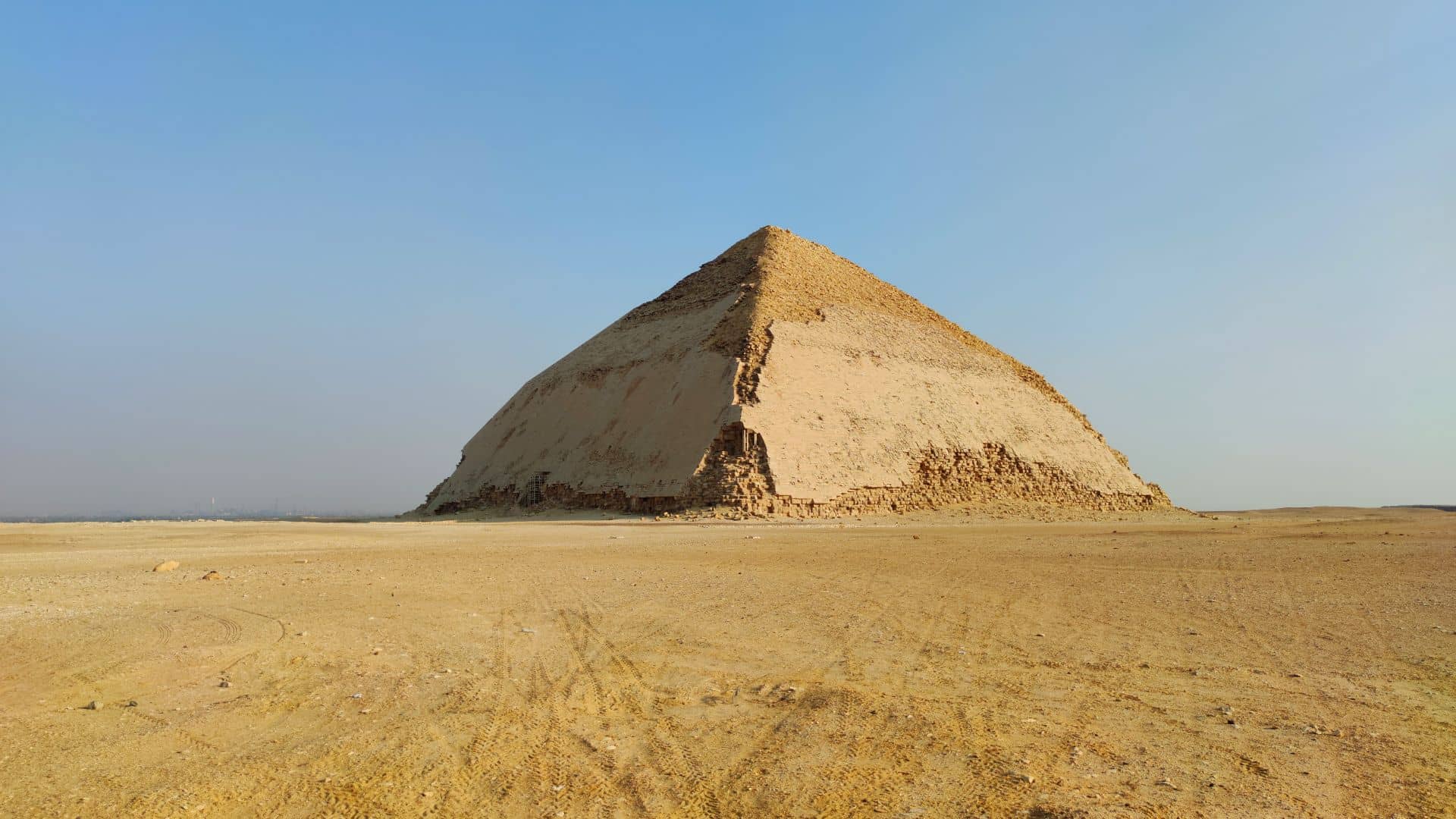 Tört piramis, Dahsúri piramis